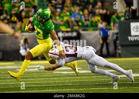 Oregon quarterback Ty Thompson (13) throws against BYU during the ...