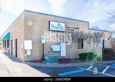 PINEVILLE, NC, USA-15 JANUARY 2023: Dick's Bicycle Repair Shop in ...