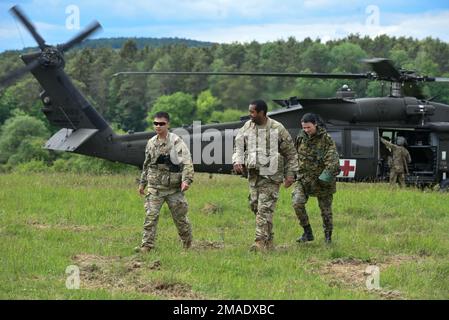 U.S. Soldiers and a Bosnian soldier conduct medical evacuation training ...