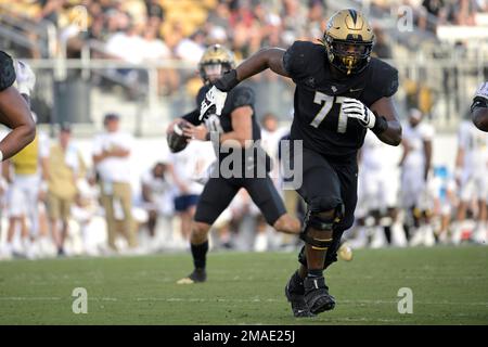 Central Florida offensive lineman Tylan Grable (71) sets up for a play ...