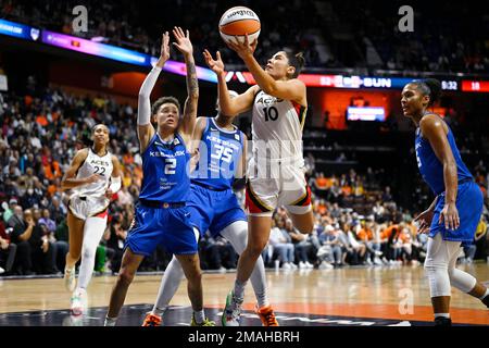 Connecticut Sun's Natisha Hiedeman (2) shoots against New York Liberty ...