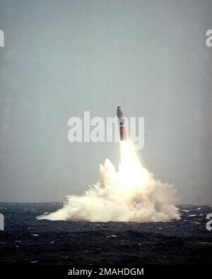USS Francis Scott Key (SSBN-657) turning to port Stock Photo - Alamy