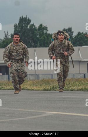 Members of Delta Battery, 5-7 Air Defense Battalion take a group photo ...