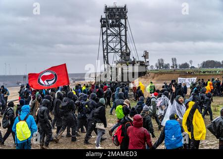 Many thousands of demonstrators march to the edge of the Garzweiler ...