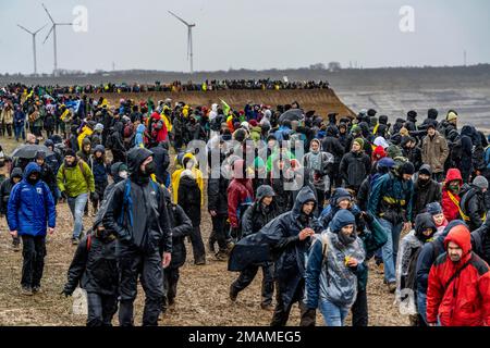Many thousands of demonstrators march to the edge of the Garzweiler ...