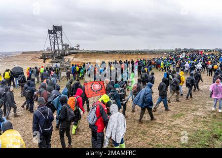 Many thousands of demonstrators march to the edge of the Garzweiler ...