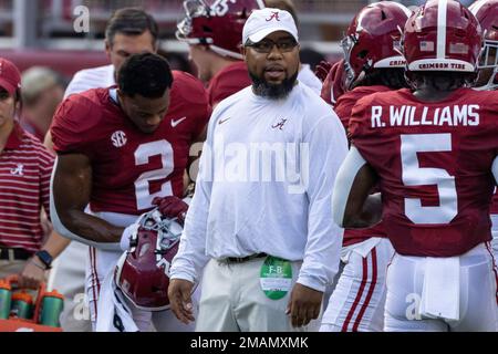 Alabama running backs coach Robert Gillespie, right, works Alabama ...