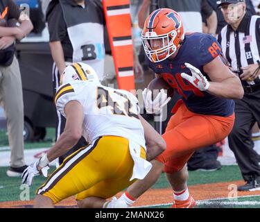 Illinois tight end Tip Reiman (89) runs with the ball against Michigan ...