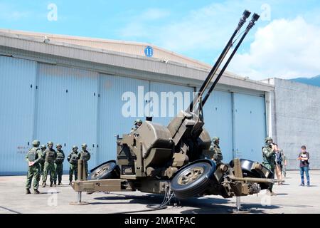 Taiwanese soldiers operate a Oerlikon 35mm twin cannon anti-aircraft ...
