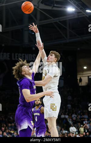 Washington Huskies center Braxton Meah (34) attempts a free throw in ...