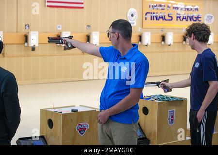 Staff Sgt. Nick Mowrer and Spc. Charles Platt compete in the 2022 Men's ...