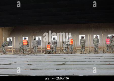 Army Reserve Soldiers assigned to the 85th U.S. Army Reserve Support ...