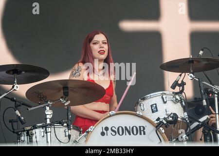 Eliza Enman-McDaniel of The Beaches performs during the Festival d'été ...