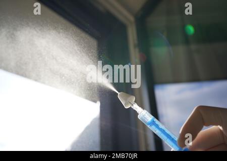 Nebulizing a drug for intranasal application with a mucosal atomization ...