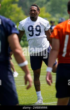 Chicago Bears linebacker Trevis Gipson runs a drill during an NFL ...