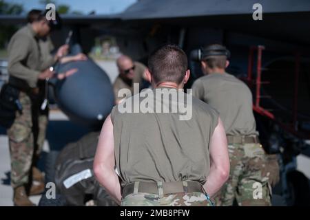 Crew chiefs and members from the 138th Equipment Maintenance Squadron ...