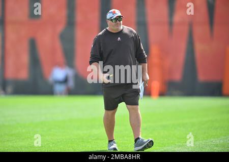 Cleveland Browns offensive coordinator Alex Van Pelt, center, stands ...