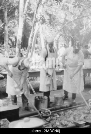 Moore, George Gordon, barbecue, 1927 Aug Stock Photo - Alamy