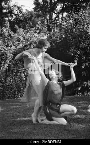 Desha and Leah dancing in Port Washington, 1921 Aug. 21 Stock Photo - Alamy