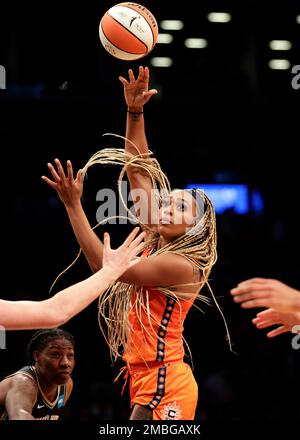 Connecticut Sun guard/forward DiJonai Carrington (21) passes against ...