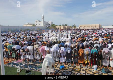 Somali Muslims stand for prayers during the Eid al-Fitr prayers in ...