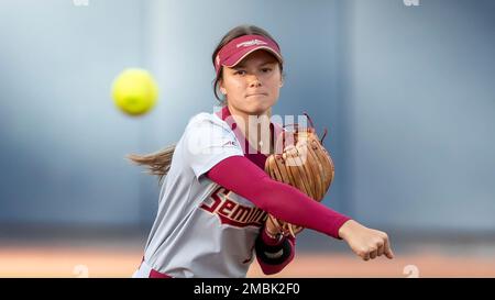 Florida State's Devyn Flaherty (9) makes a catch during an NCAA ...