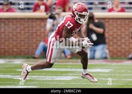 Oklahoma wide receiver Marvin Mims (17) runs ahead of Tulane safety ...