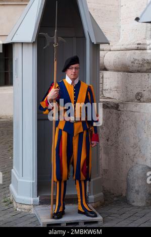 Swiss Guards stand sentry in Vatican City Stock Photo - Alamy
