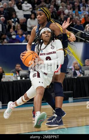 South Carolina's Destanni Henderson (3) drives the ball against North ...