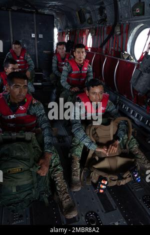 NAVAL BASE AMAPALA, Honduras - Mexican Arm Forces walk onto a Chinook ...