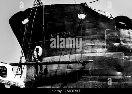 Workers Are Repairing Old Ships Stock Photo - Alamy
