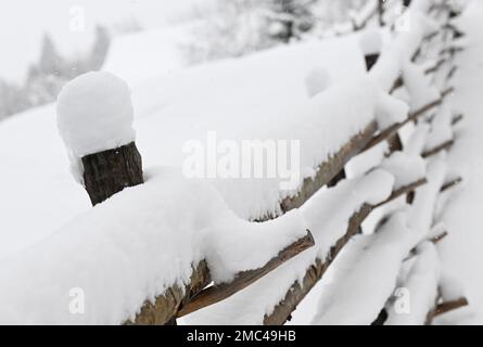 21 January 2023, Bavaria, Krün: The landscape is freshly covered with ...