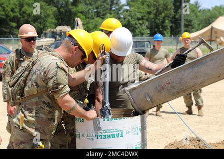 U.S. Army Reserve Engineers with the 601st Engineer Detachment of ...