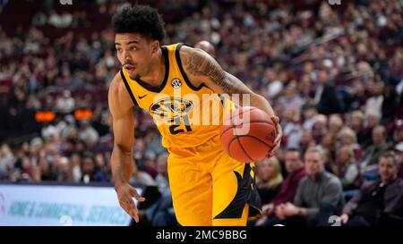 Missouri forward Ronnie DeGray III (21) fights for a rebound with Texas ...