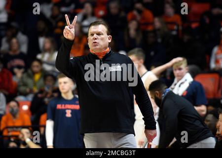 Illinois' coach Brad Underwood signals as Michigan's coach Juwan Howard ...