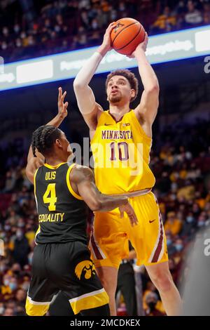 Iowa guard Ahron Ulis (1) shoots against Purdue during the first half ...