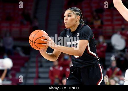 South Carolina forward Victaria Saxton (5) reaches for the ball against ...
