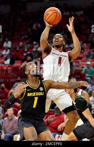 Missouri guard Amari Davis (1) shoots next to Mississippi guard Tye ...