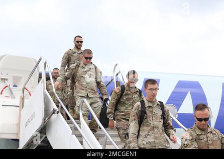 U.S. Soldiers with the 1069th Military Police Company, 55th Maneuver ...