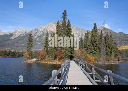 Foot bridge leading to Pyramid Island in Pyramid Lake, Jasper National ...