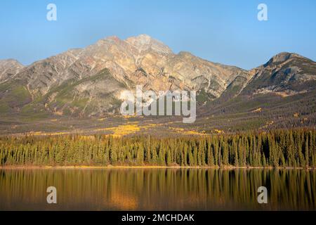 Pyramid Lake shore and Pyramid Mountain with clear blue sky in Jasper ...