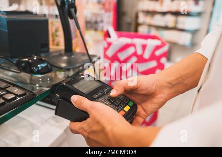 Payment by creditcard and POS in a store Stock Photo - Alamy