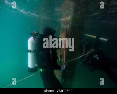 Divers with 7th Engineer Dive Detachment, 130th Engineer Brigade ...