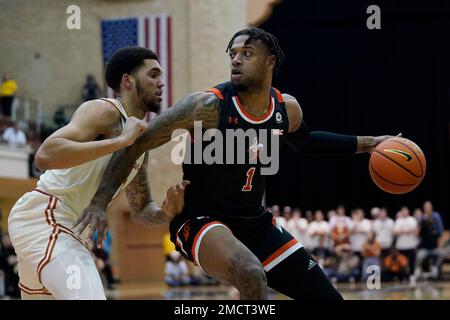 Sam Houston State guard Savion Flagg (1) drives to the basket over ...