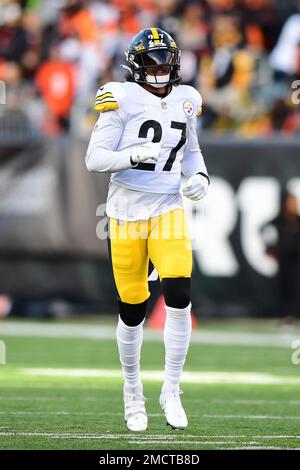 Pittsburgh Steelers linebacker Marcus Allen (27) enters the field prior ...