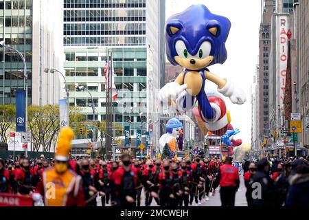 The Sonic the Hedgehog balloon floats in the Macy's Thanksgiving Day ...