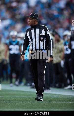 Side judge Jimmy Buchanan (86) picks up his flag during the second half ...