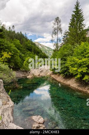 the ephemeral ponds of Tovel: small pearls with turquoise and indigo ...