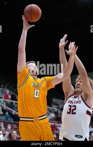 Valparaiso center Joe Hedstrom (32) drives to the basket against ...
