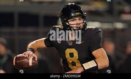Vanderbilt quarterback Ken Seals (8) passes against Georgia during an ...